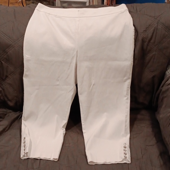 Counterparts | Pants & Jumpsuits | 8w White Capri Pants | Poshmark